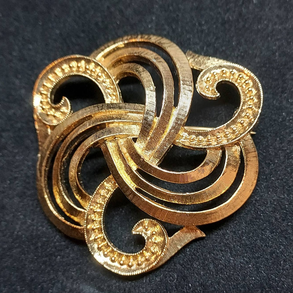 Monet | Jewelry | Vintage Monet Gold Tone Knot Shape Brooch Costume ...